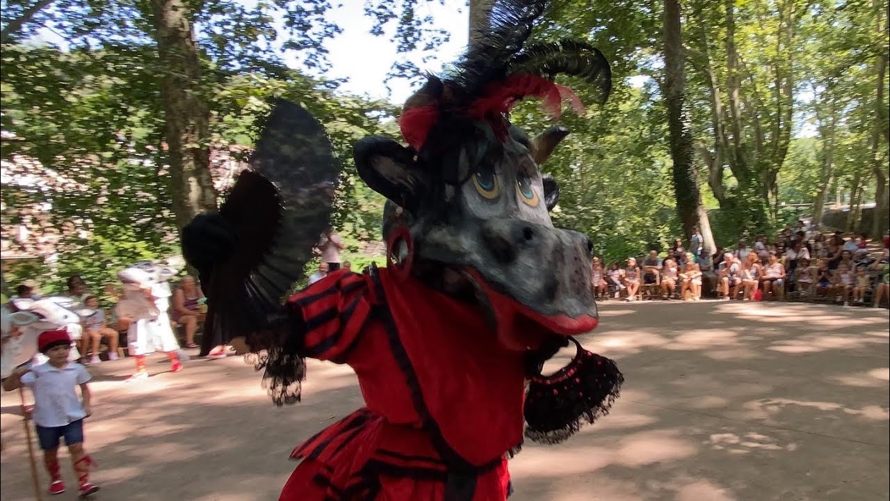 Ball de la Vaca Simforosa | Festes del Barri de Sant Roc d’Olot - YouTube