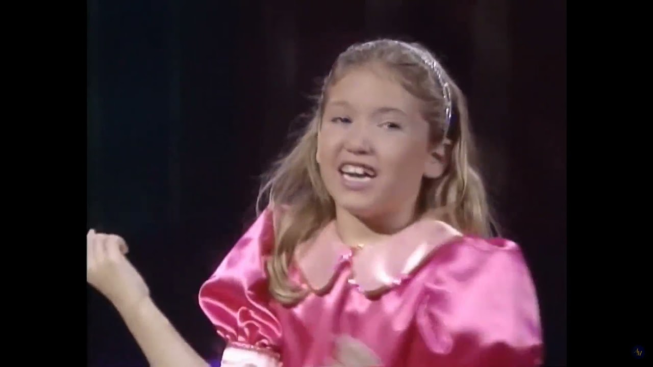 Emily and Teddy from Barney's Super Singing Circus (2000) dancing to ...