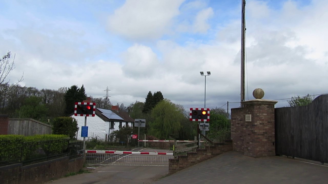 St Georges Level Crossing 14/04/2017 (4) - YouTube