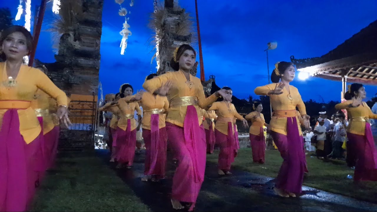 Tari Rejang Sari-REJANG SARI-Di Pura Puseh Desa Adat Ababi - YouTube