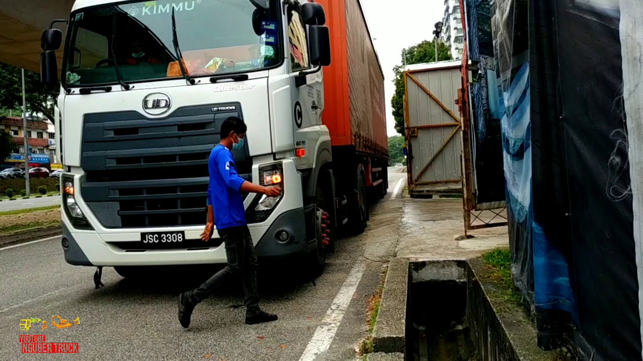 LORY UD NISSAN TRUCKERS VS UD NISSAN QUESTER Truk malaysia Paling Keren ...