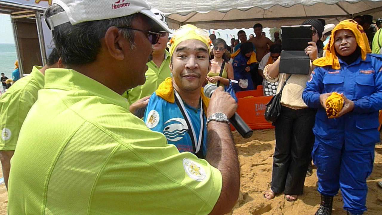 The armless swimmer finishing Kapas Marang - YouTube