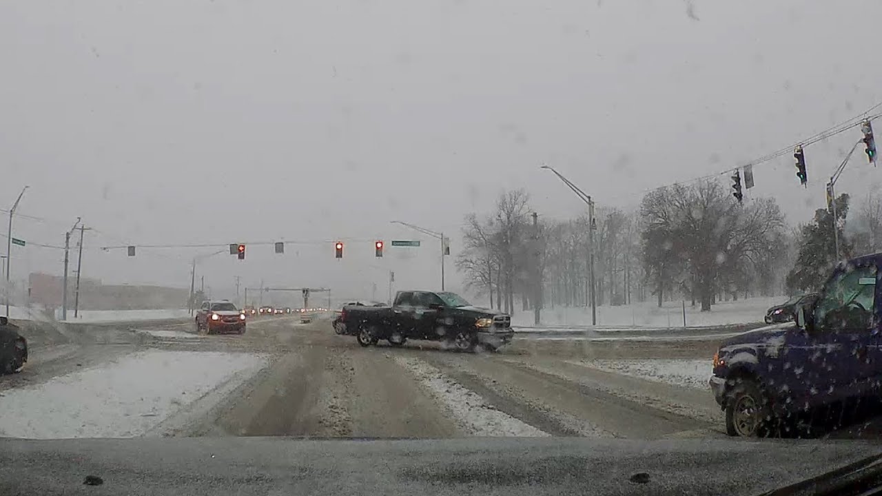 First Snowfall of the Year - YouTube