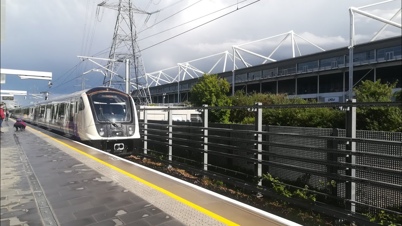 Elizabeth line Trains at Custom House 24/05/22 - YouTube