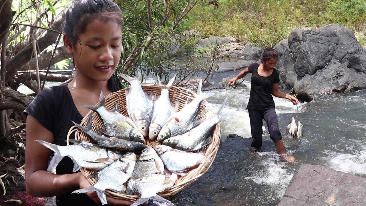 A lot of fish Cooking tasty with Peppers sauce for Lunch at River - YouTube