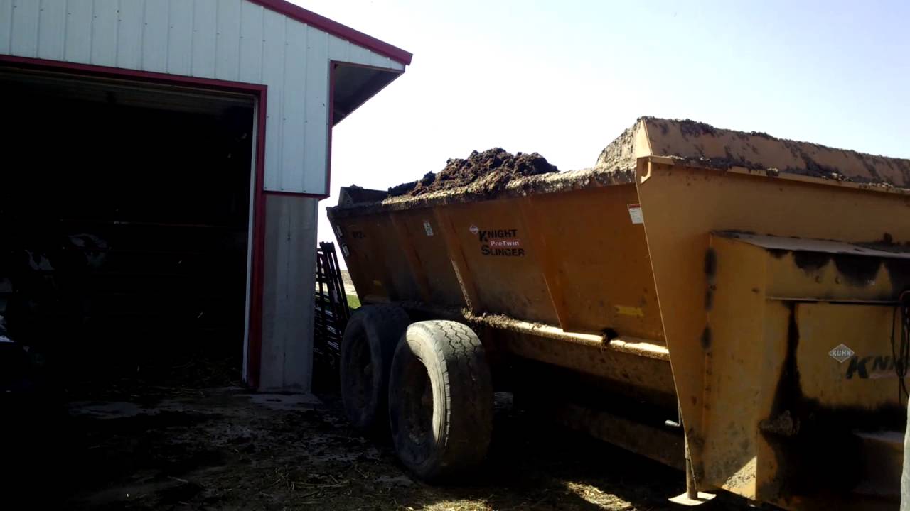 Hauling manure - YouTube
