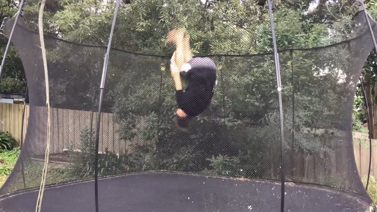 HOW TO DO A FRONTFLIP ON A TRAMPOLINE - YouTube