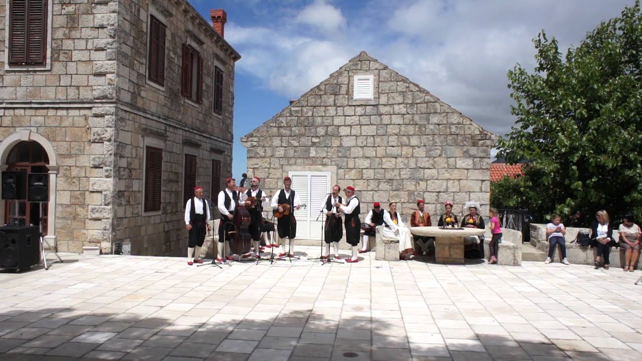 The circle dance (kolo) - YouTube