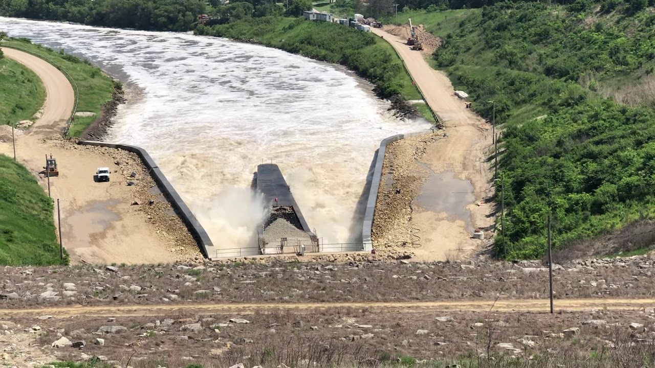 Tuttle Creek Tubes from the dam. - YouTube