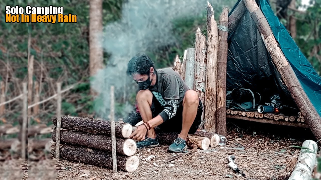 Solo Camping: Building a Temporary Shelter to Survive in the Forest ...