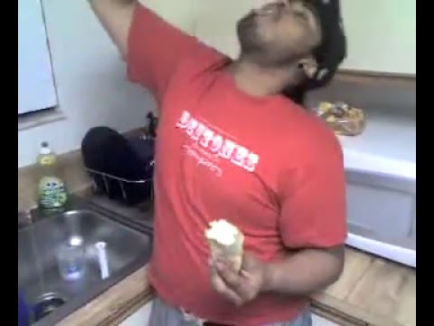 Guy eat's Moldy Bread for twenty bucks - YouTube