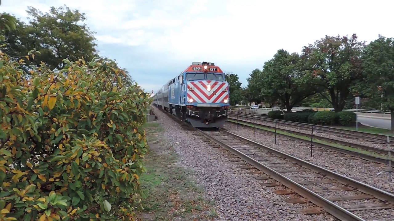 Metra engine 127 leads a outbound train through Elmhurst IL - YouTube