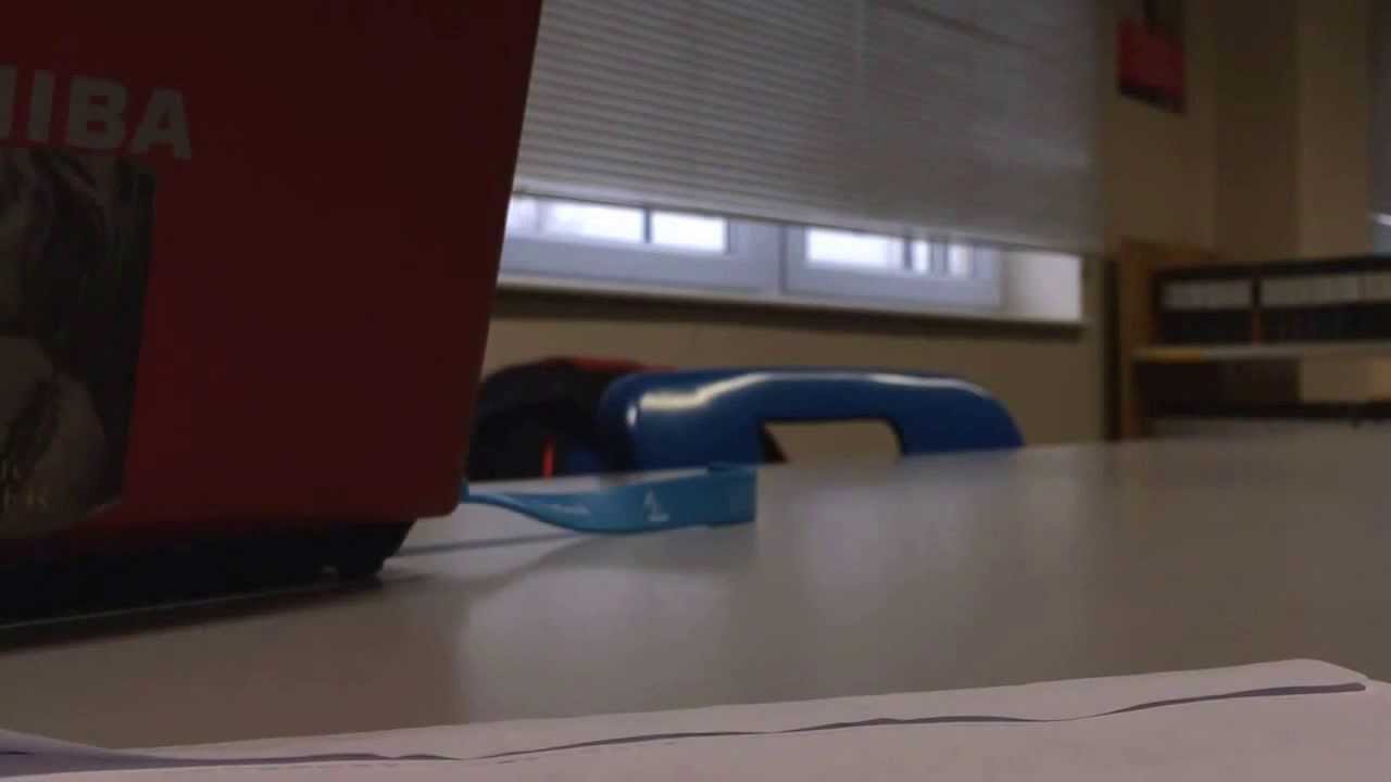 BROKEN LAPTOP SCREEN PRANK IN SCHOOL!!! - YouTube