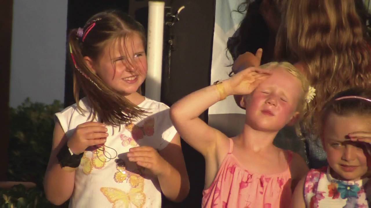 Bufo Katy viva hotel mini disco - Mallorca July 2015 - YouTube