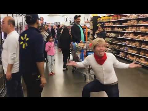 toplum içinde bağırarak şarkı söylemek