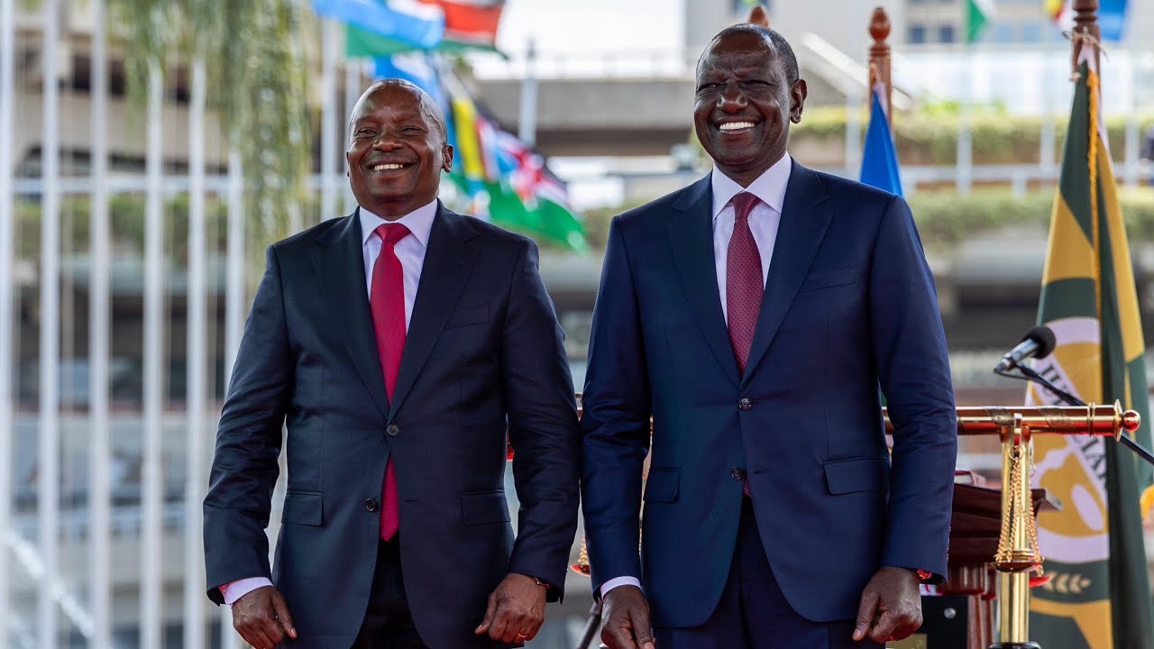 BROTHERLY MOMENTES; SEE HOW PRESIDENT RUTO TAPS DP KINDIKI AS THEY POSE ...