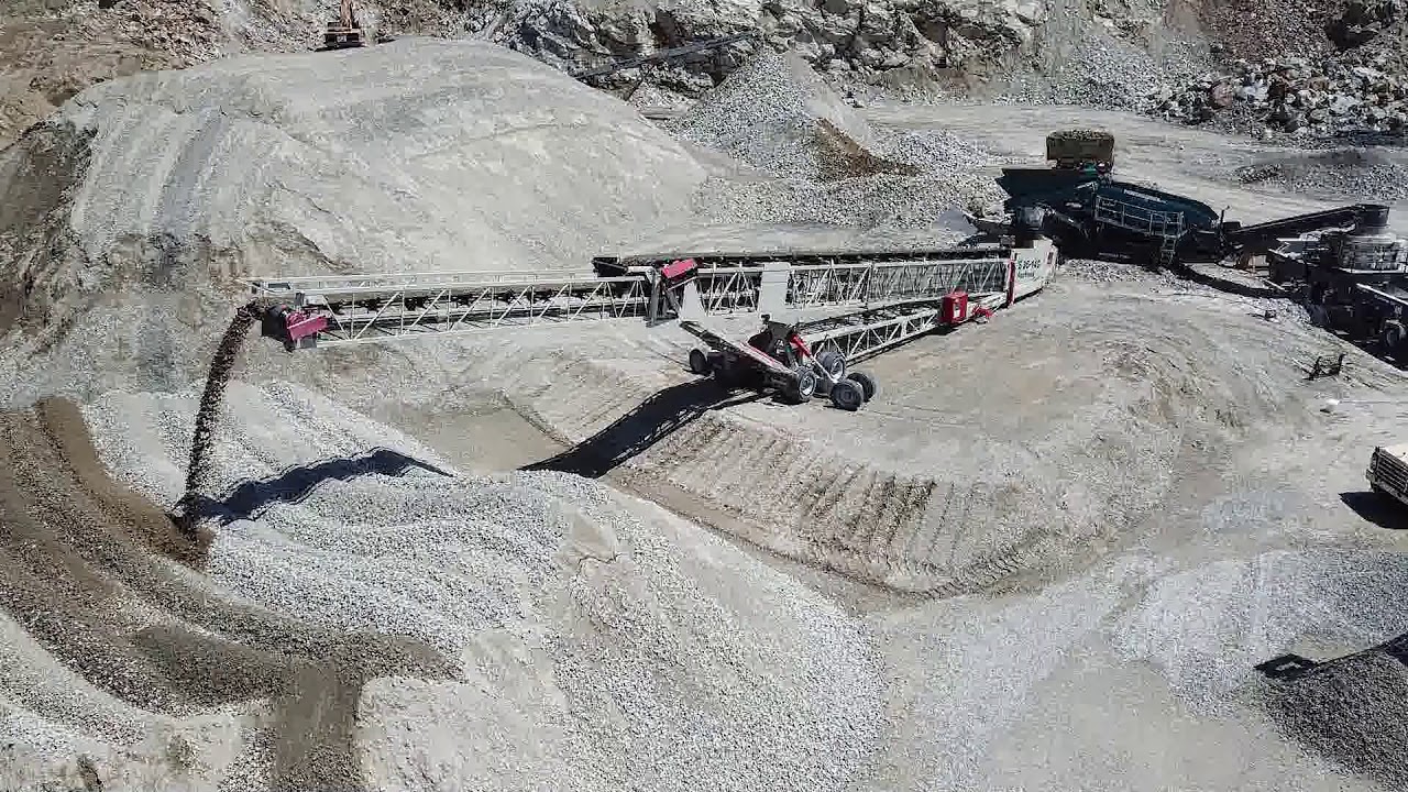 Telestack TS36-140LT Aggstack Radial Telescopic Conveyor - YouTube