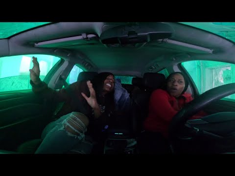 ROLLING DOWN THE WINDOWS WHILE IN THE CARWASH PRANK ON ANGRY SISTERS (EXTREMELY HILARIOUS🤣)