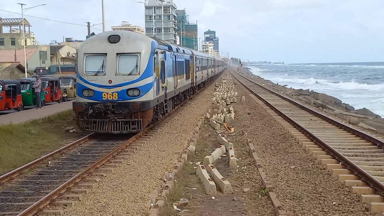 Galu Kumari Express train passing Bambalapitya Railway station #railway ...