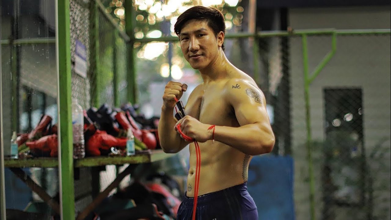 body builder muscle bro does muay thai padwork!!! - Bangkok Thailand ...