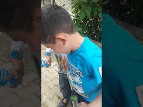 Komik köy çocuğu (Dis iz yukarı ciğil)