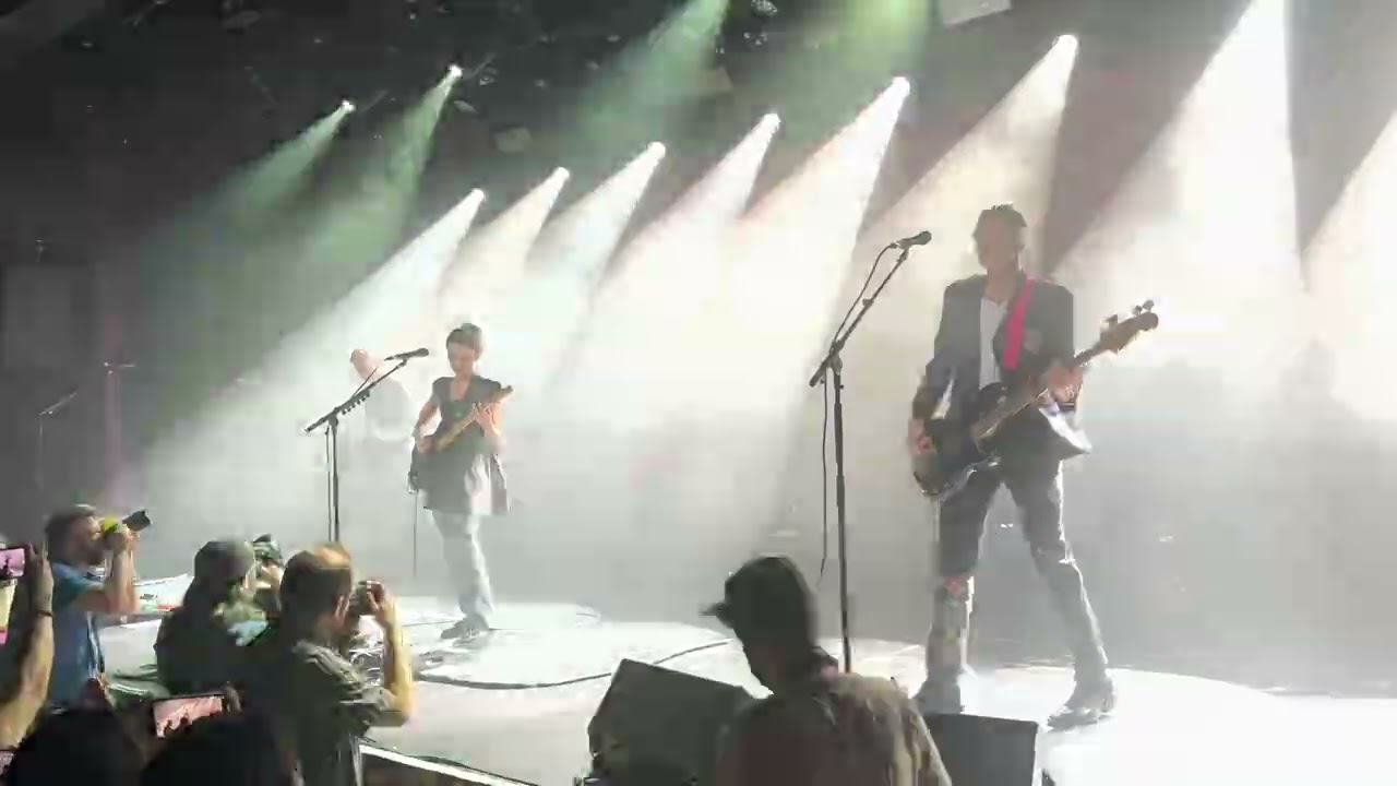 WOLF ALICE "Smile" live - YouTube