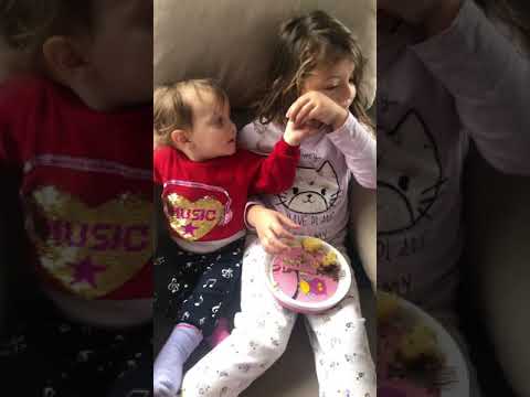 Abla kardeş birbirlerini besleyip seviyorlar kardeşlik videoları oyuncaktv kardeştv eğlenceli çocuk
