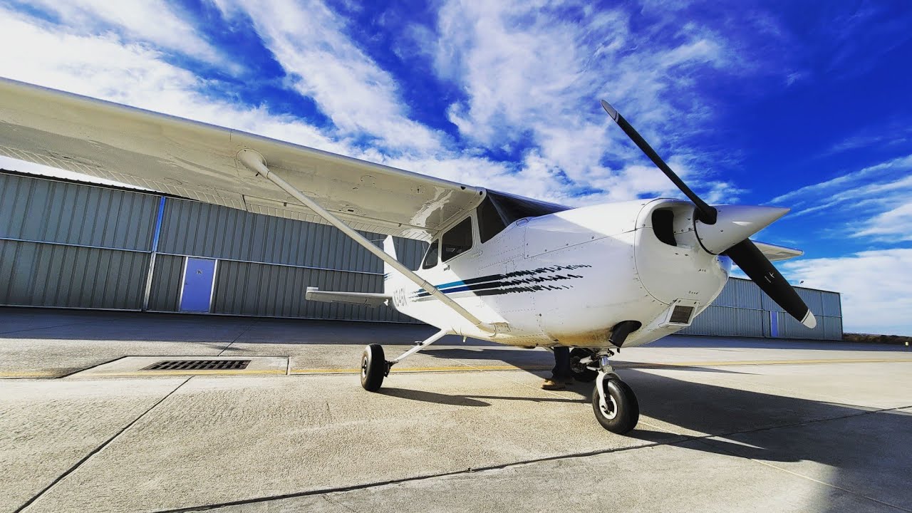 Cessna 172-R Left Downwind Approach and Landing into Lee's Summit ...