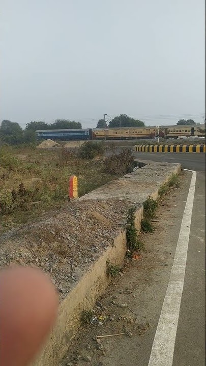 avadh vihar yojana plot scheme train Noise near sector 7B and 7C - YouTube