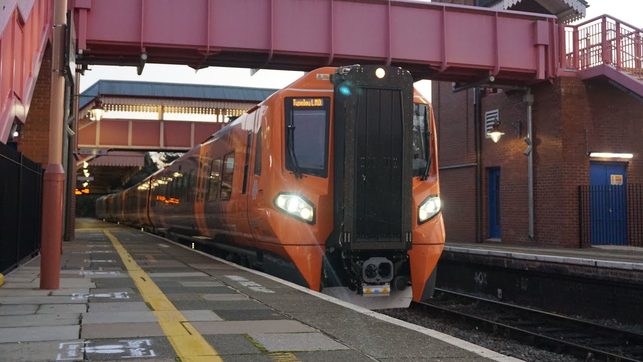 A Class 196 on test departs Stratford-upon-Avon (07/11/20) - YouTube