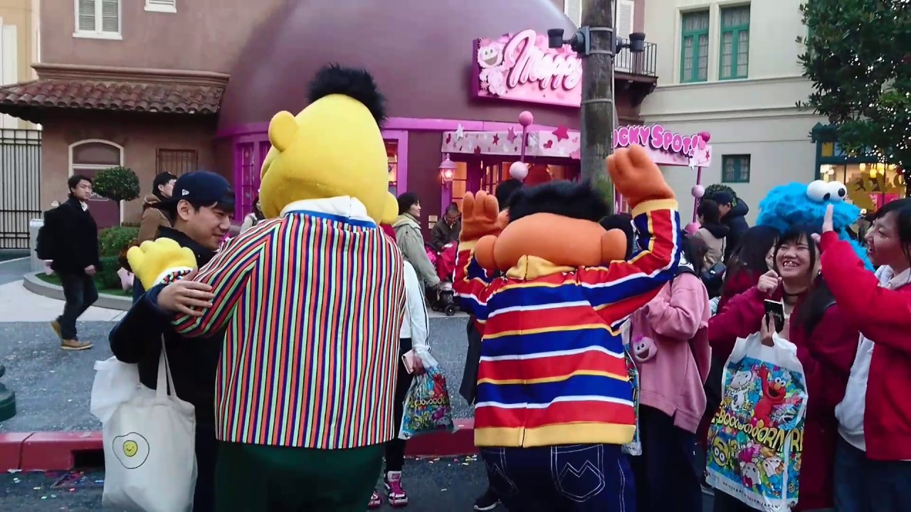 USJ 2016/12 エルモ クッキーモンスター アーニー バート リボーン - YouTube