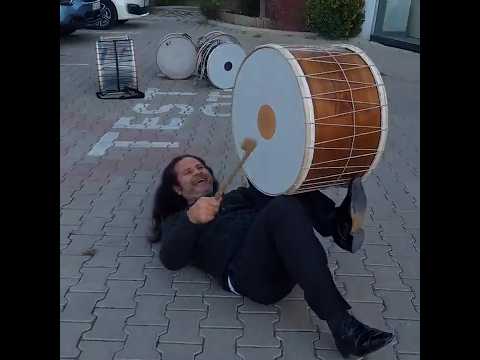 UŞAKLI ÇILGIN DAVULCU DAVUL ŞOVLARINDA SINIR TANIMIYOR erkan#karagöz#çilgin #oyunhavası #uşak#davul#