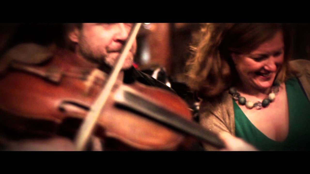 Live Traditional Irish Music in Dolans, Limerick - YouTube