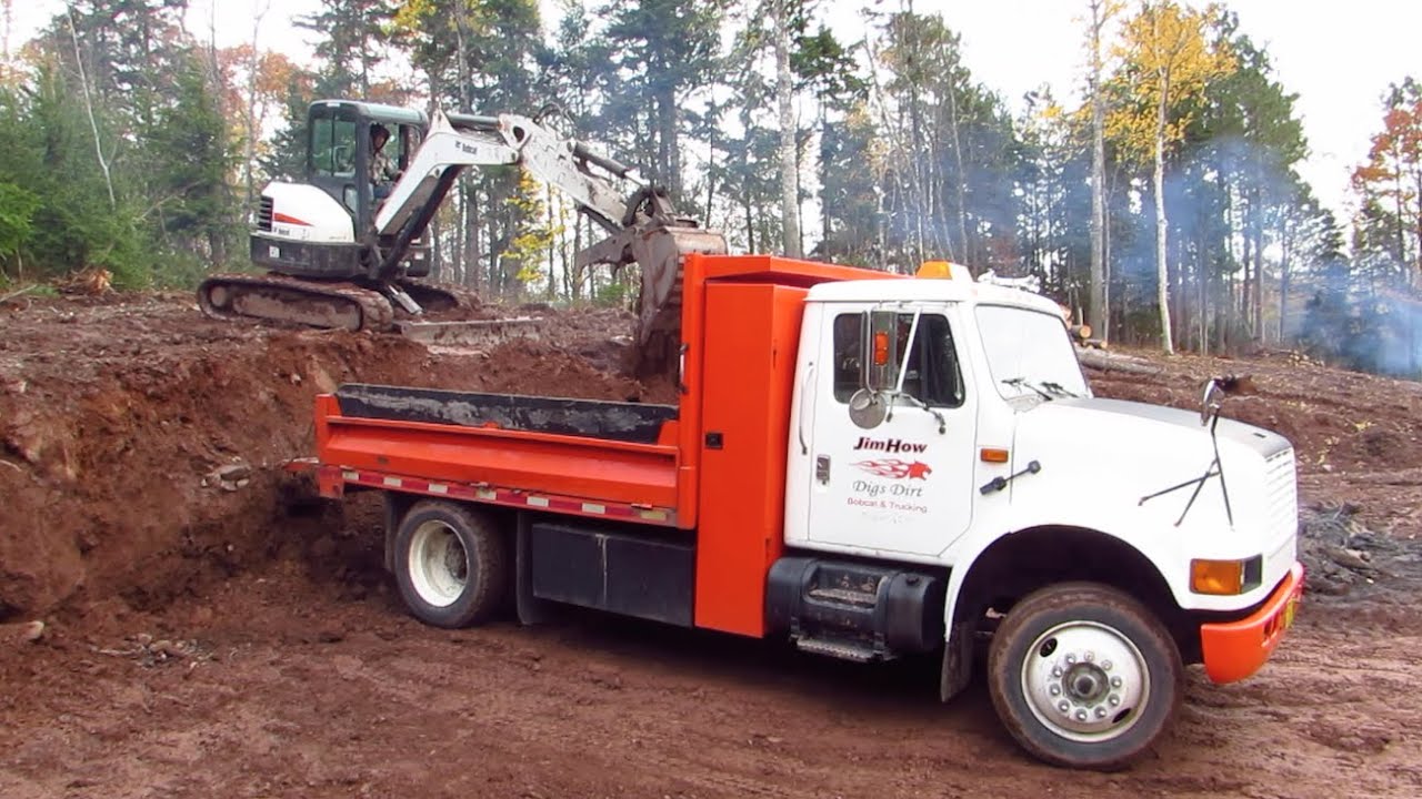 Bobcat Excavator~Digging and Pushing Dirt - YouTube