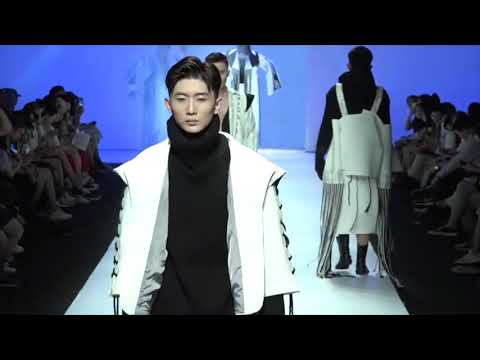 美女模特時裝秀：超短低胸內搭，露出迷人鎖骨和小蠻腰，身材纖細又豐滿，絕了！