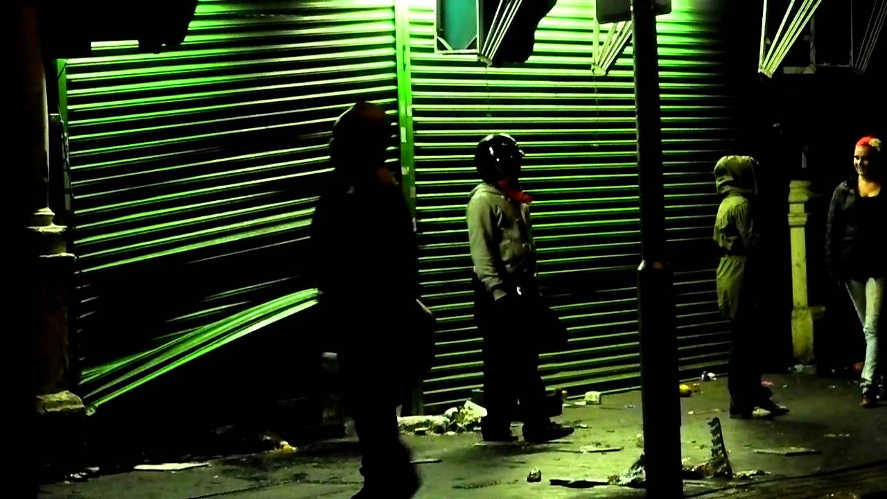 London riots, Croydon looting scene, August 9th 2011 - YouTube