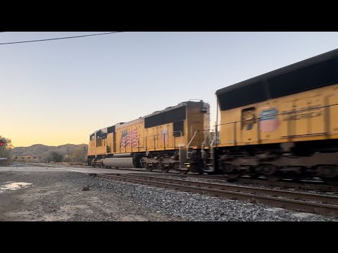 UP 4580 leads the LOB86 local train @Sam timoteo canyon road train crossing / Beamount - YouTube