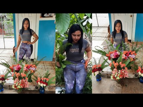 Sofia Arreglando las flores (Cortamos cujes)
