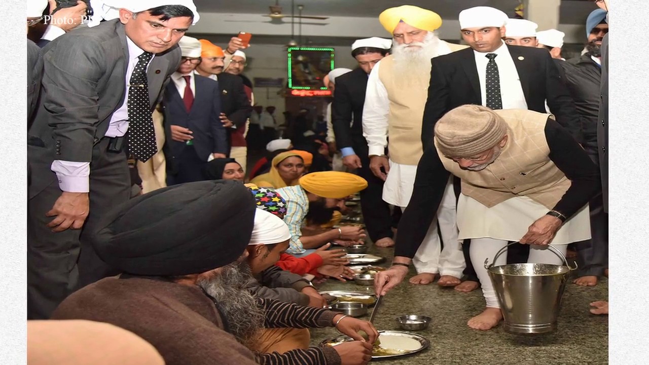 PM Modi serving langar at Golden Temple - YouTube