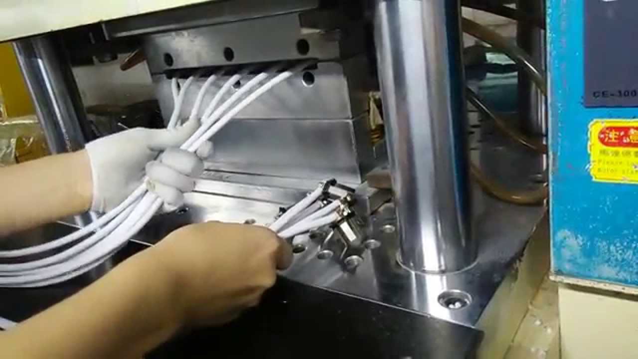 plug injection machine - YouTube