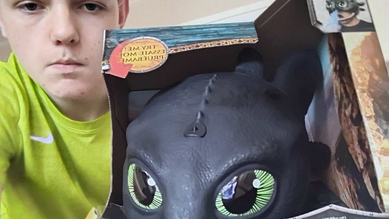 Unboxing toothless mask - YouTube