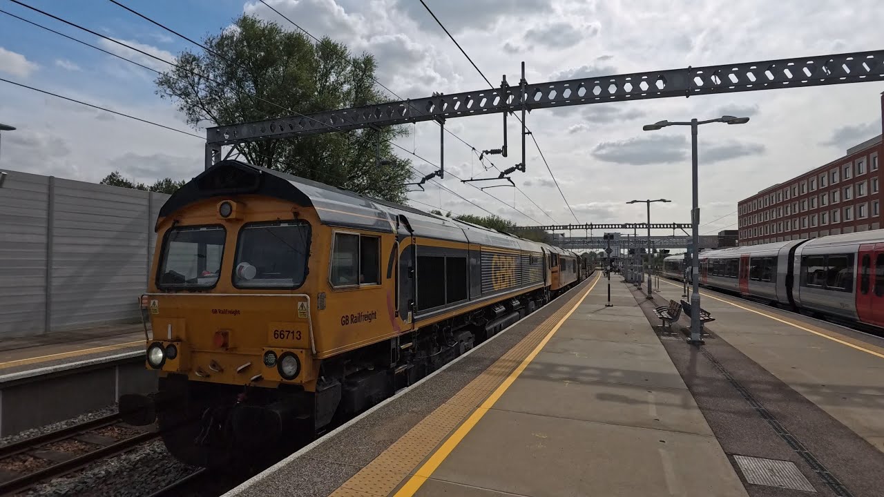 GB Railfreight 66713 'Forest City', 69001 'Mayflower' and Freightliner ...