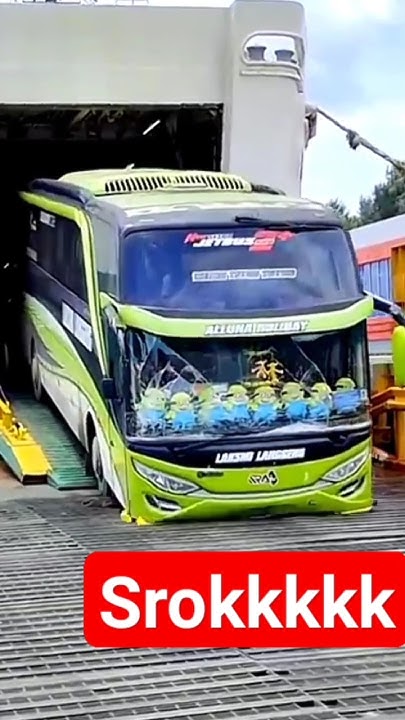 rusak parah !! bus gasruk turun dari kapal - YouTube