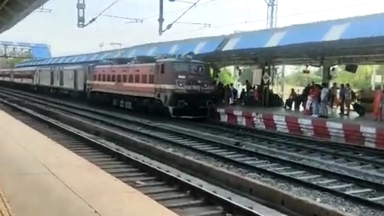 12781 NZM swarna jayanti sf express arriving mathura jn. - YouTube