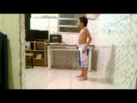 Dança kuduro:  esse menino gosta de apanhar.