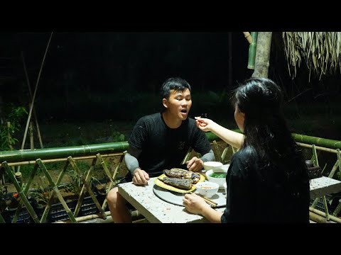 Yorucu bir balık avı gününün ardından, sazdan kulübenin yanında romantik bir akşam yemeği.