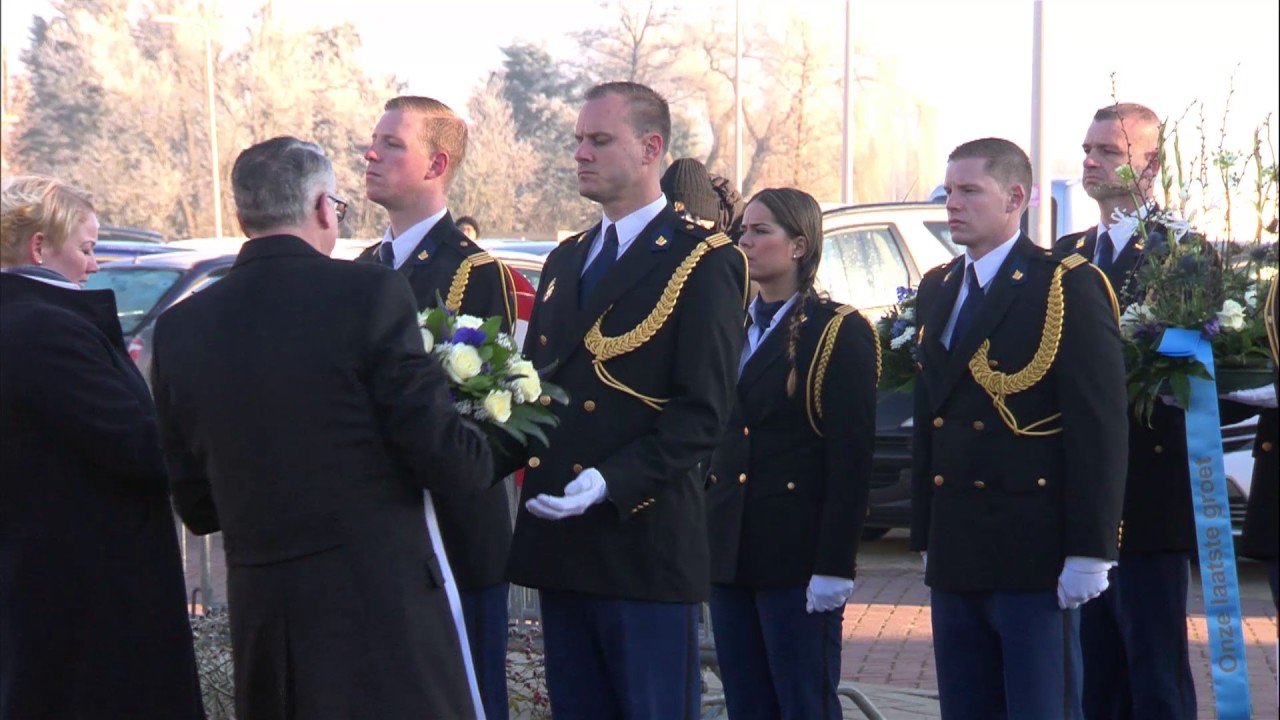 Eervol afscheid van politieagent Mario Prosperi - YouTube