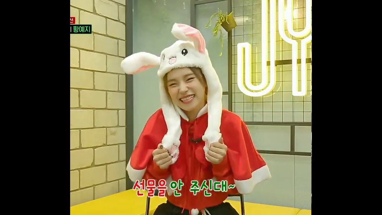 ITZY Yeji's sing santa claus is coming to town - YouTube