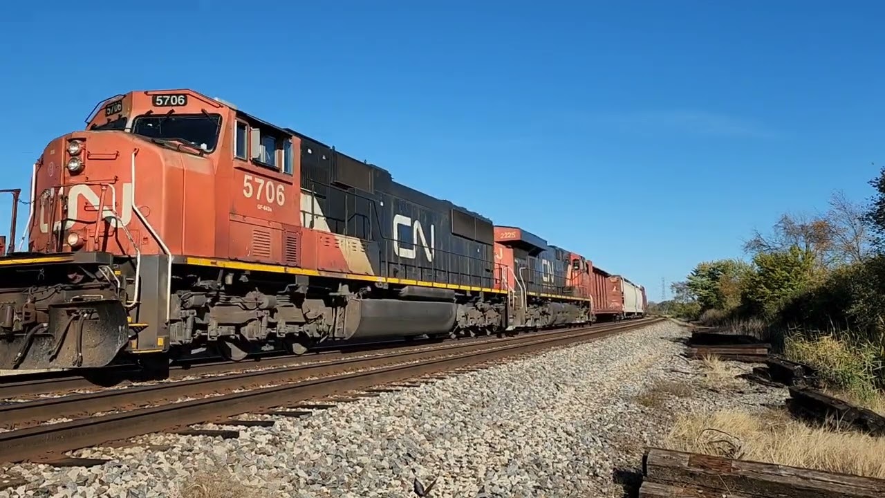 Notched up SD75I leader on a WB - YouTube
