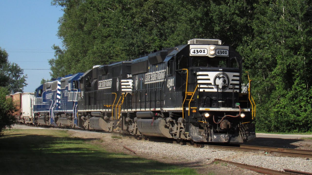 LSRC 4301, LSRC 301, LSRC 303, and LSRC 4303 lead Train 326S out of ...